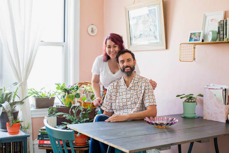 This 750 Square Foot Chicago Nook Is Filled With Over 1,000 Books ...