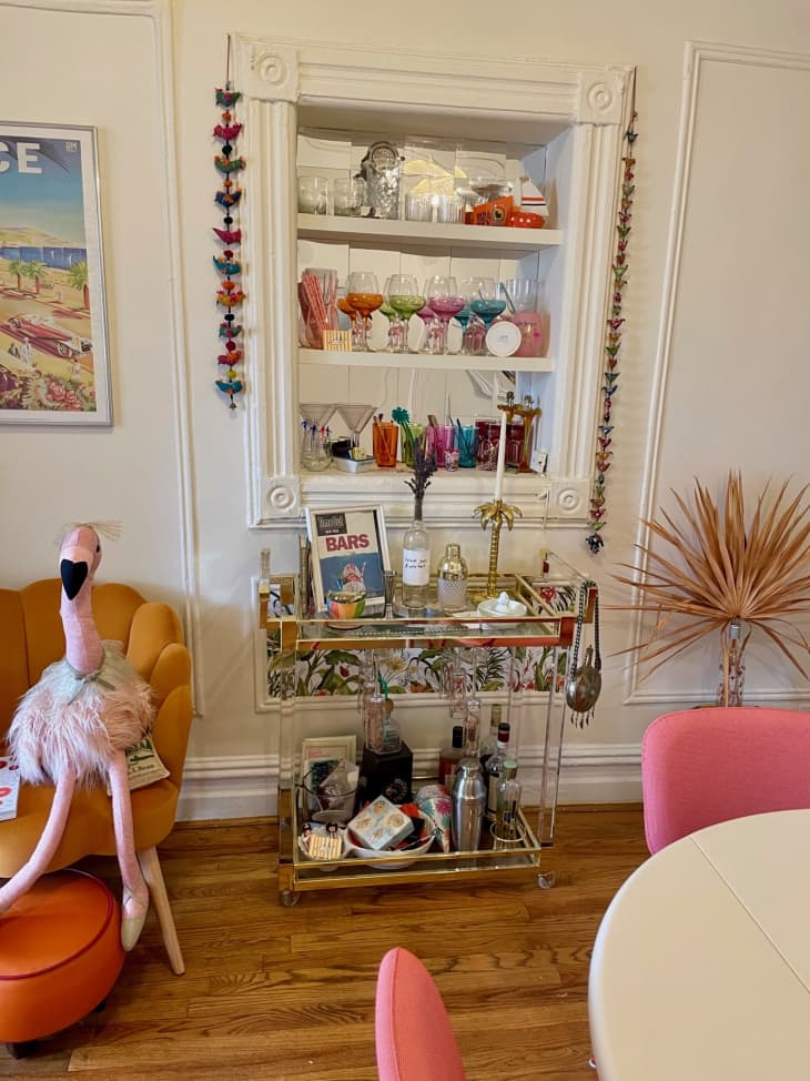 A 300-Square-Foot NYC Studio Is Home to Beachy Vibes and Flamingo Decor ...