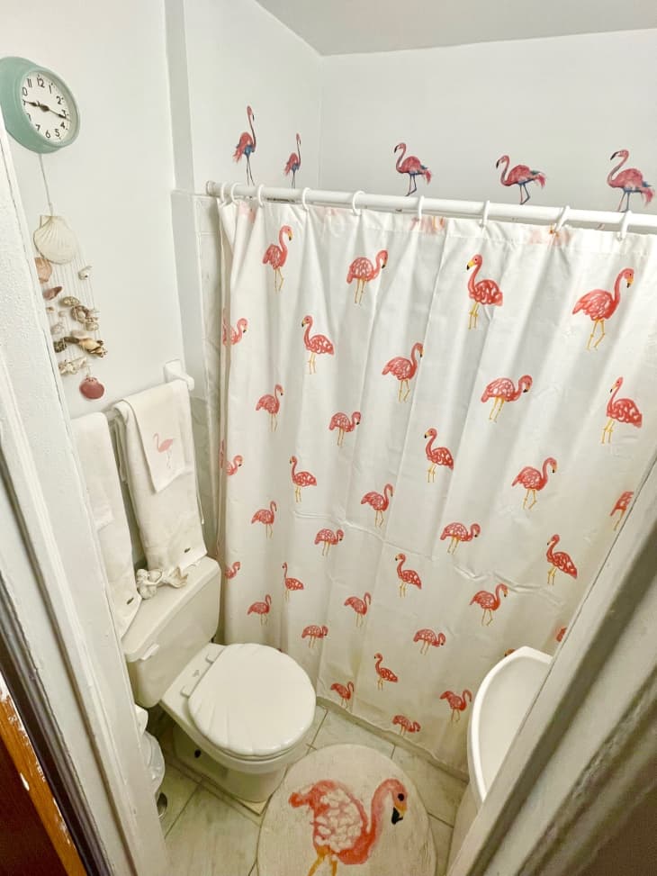 A 300-Square-Foot NYC Studio Is Home to Beachy Vibes and Flamingo Decor ...