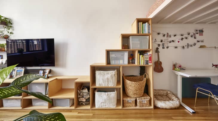 320-Square-Foot Manhattan Studio Apartment with Smart Shelf Staircase ...