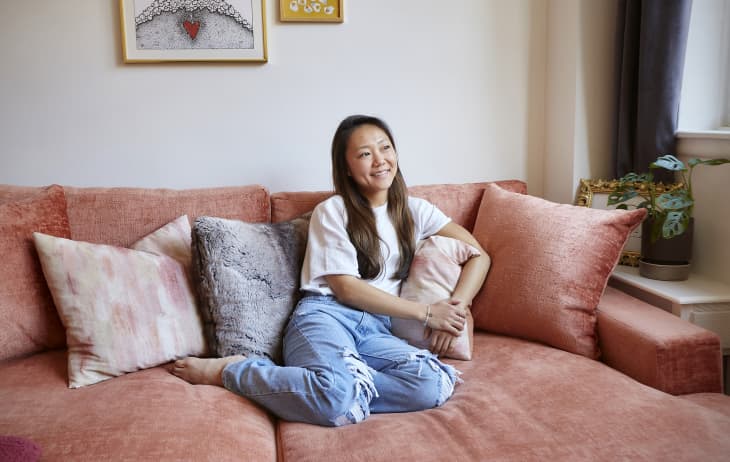 320-Square-Foot Manhattan Studio Apartment with Smart Shelf Staircase ...