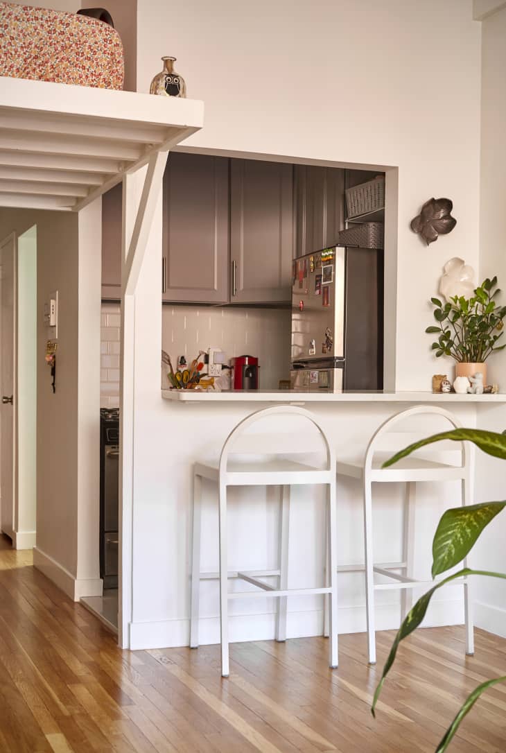 320-Square-Foot Manhattan Studio Apartment with Smart Shelf Staircase ...