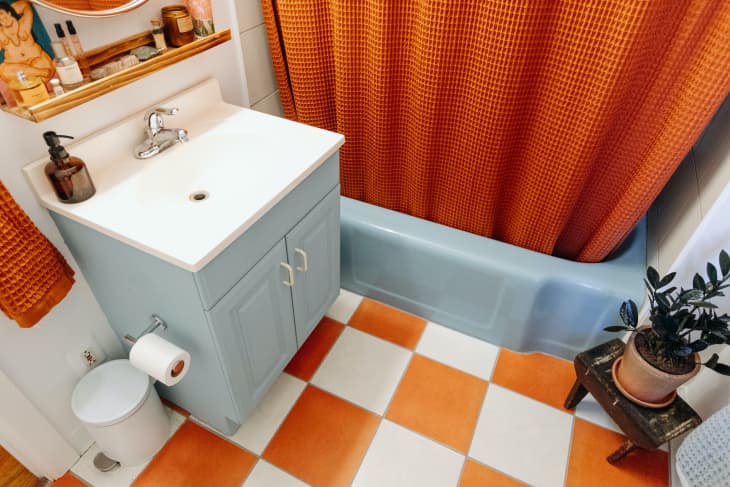 A No-Demo Bathroom Makeover Makes a Blue 1950s Tub Look Totally Chic ...