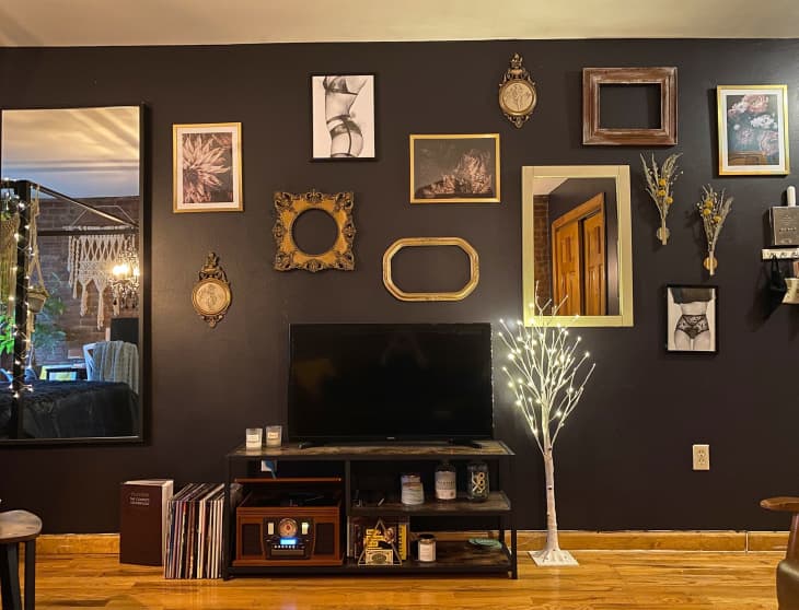 This Moody 330-Square-Foot Manhattan Studio Is Filled With an Air of ...