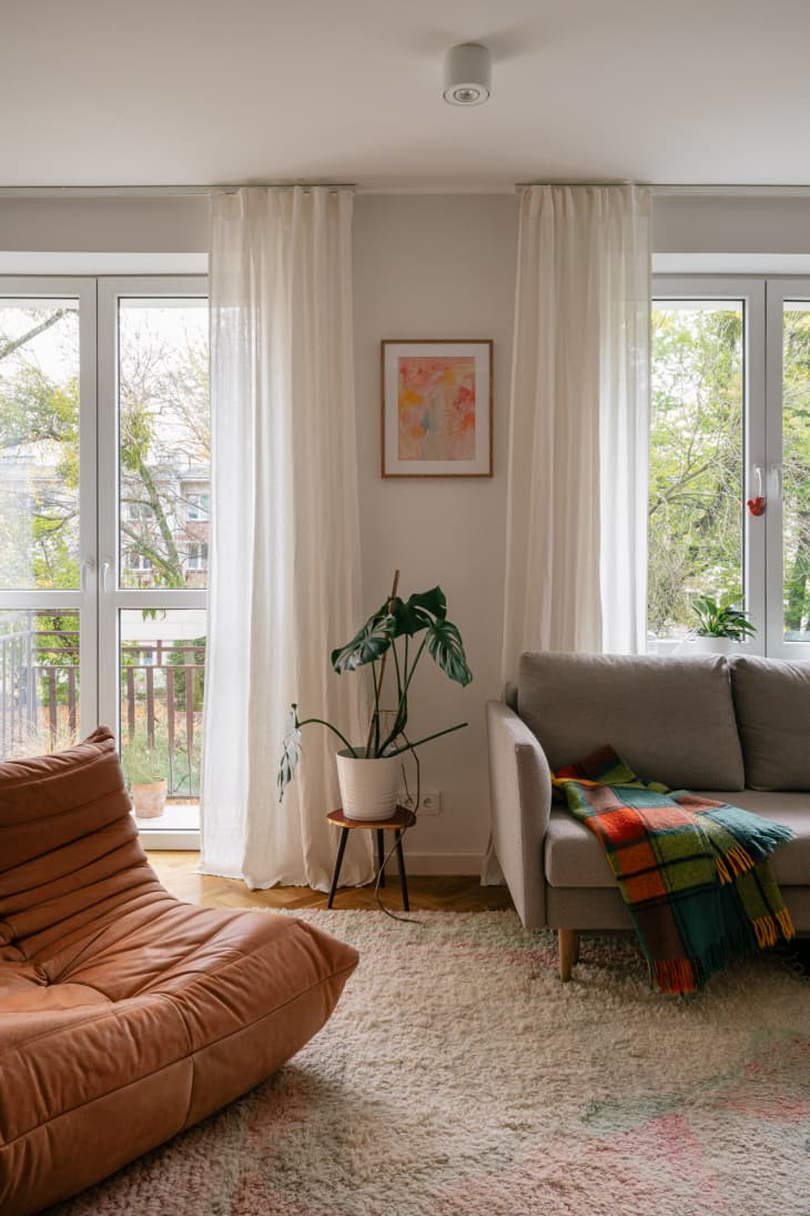 355-Square-Foot Polish Apartment With Custom Kitchen and Partition ...
