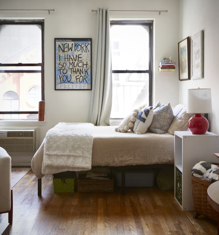 IKEA’s KALLAX Shelf Is a Great Nightstand for Small Spaces | Apartment ...