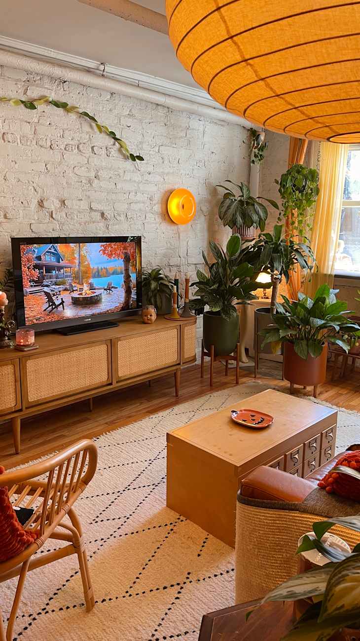 See Inside an Artist’s Dreamy Mural-Filled Chicago Apartment ...