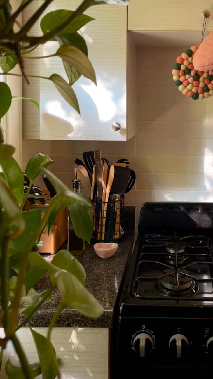 See Inside an Artist’s Dreamy Mural-Filled Chicago Apartment ...