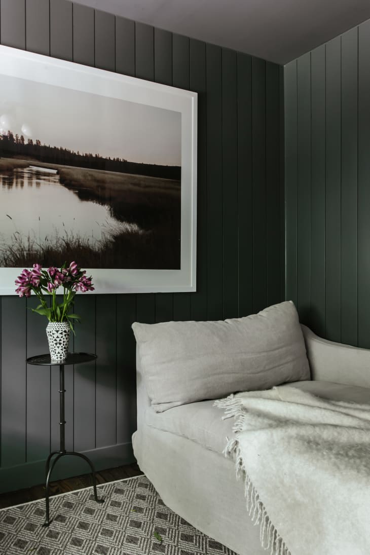 See How a Dramatic Paint Color Transforms This Home Office | Apartment ...