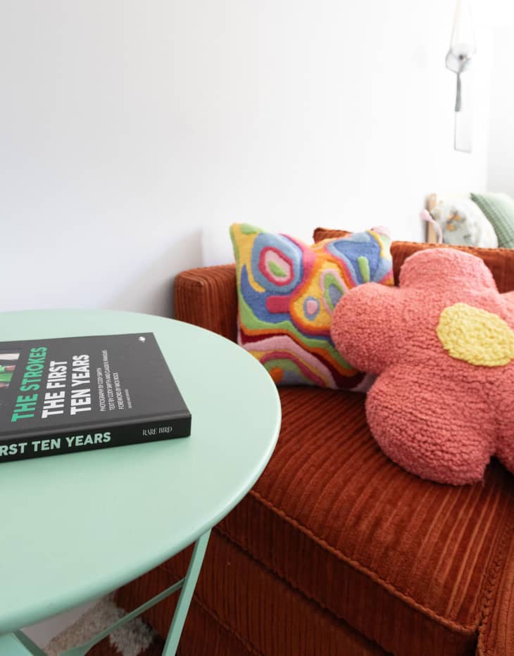 See Inside the Home With That Viral Jeremy Allen White Couch ...