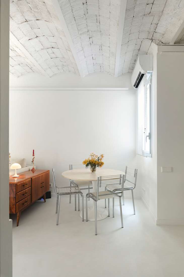 Tour a Small Renovated Spain Apartment with Vaulted Ceiling | Apartment ...