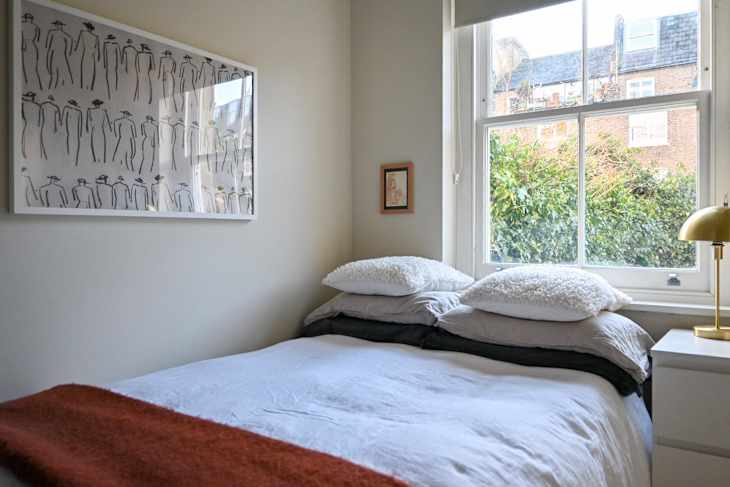 How To Put a Bed in Front of a Window: 15 Gorgeous Examples | Apartment ...