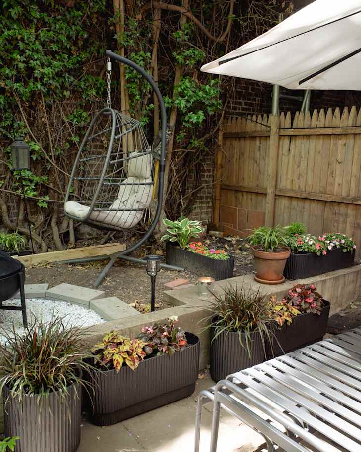 An NYC Backyard Makeover Creates a Dreamy Garden Retreat | Apartment ...