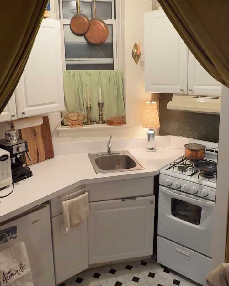 A Teeny Studio Kitchen Gets a Cozy Cafe-Style Makeover | Apartment Therapy