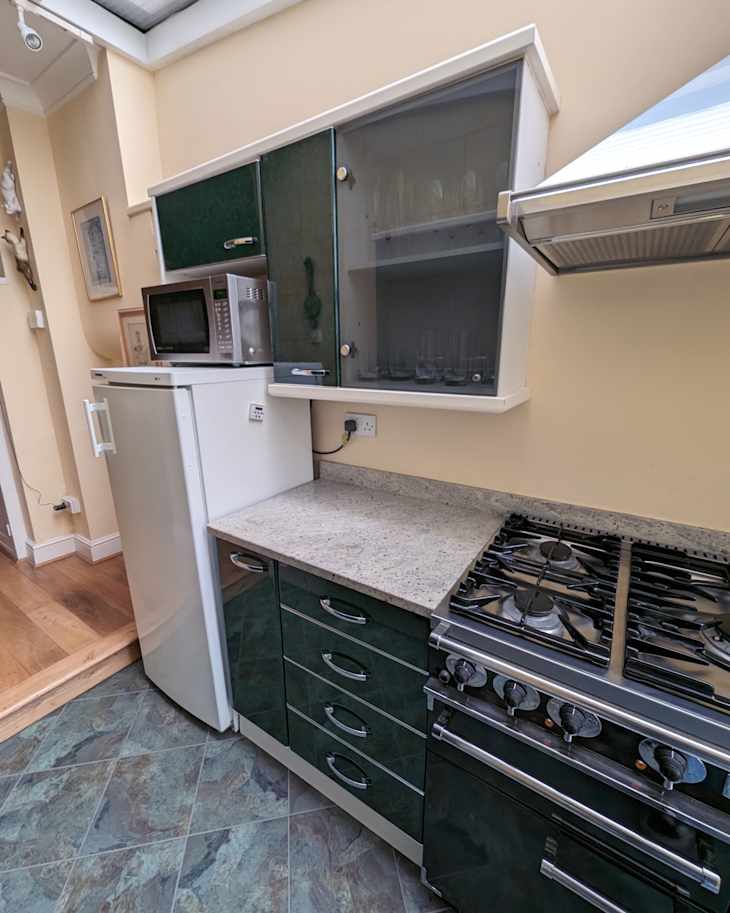 This “Dated, Undesirable” 2000s Kitchen Got a Gorgeous Green Makeover ...