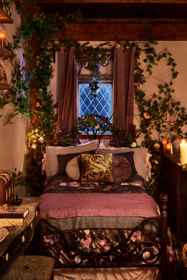 You Can Book This “Hocus Pocus” Cottage for a Spooky One-Night Stay ...