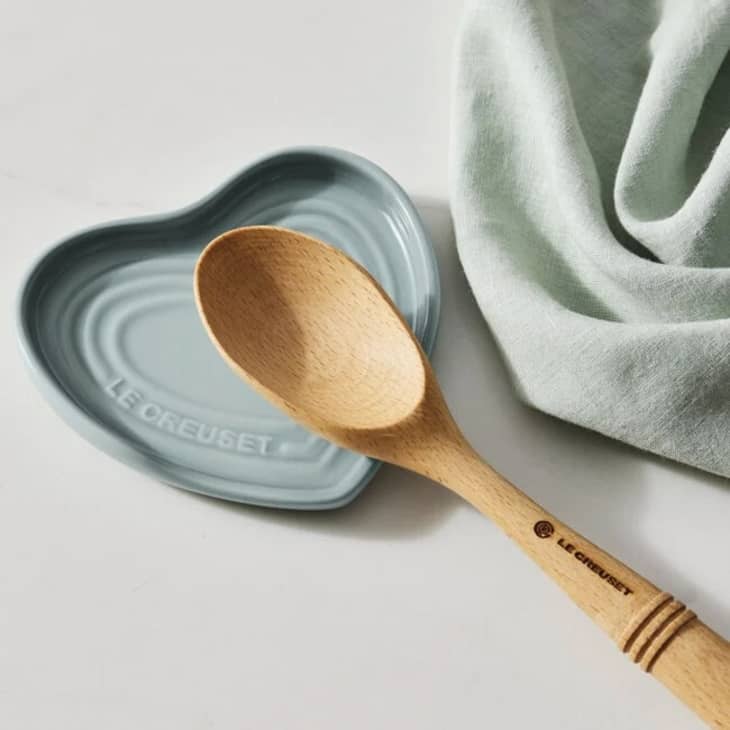 Le Creuset's "Perfect” $30 Heart Spoon Rest Is Selling Out | Apartment ...