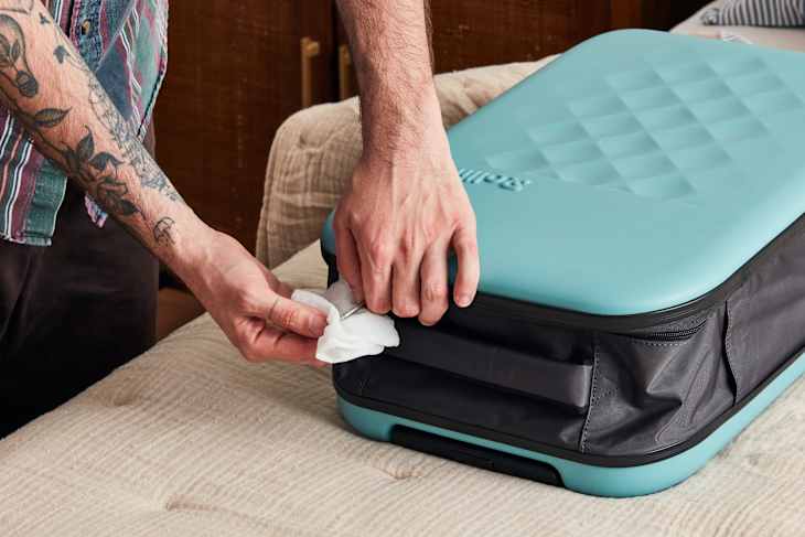 6 Ways Pro Travelers Keep Their Luggage Clean While Traveling ...