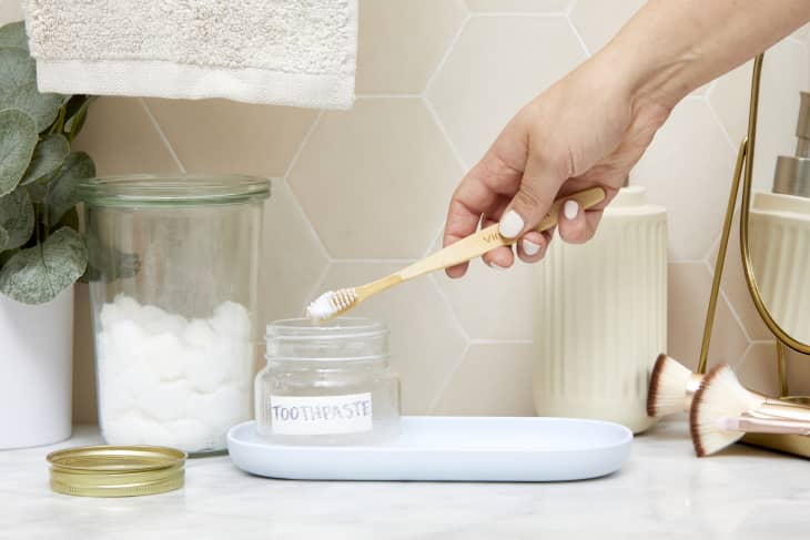 How to Make a DIY Homemade Toothpaste (Only 4 Ingredients) | Apartment ...