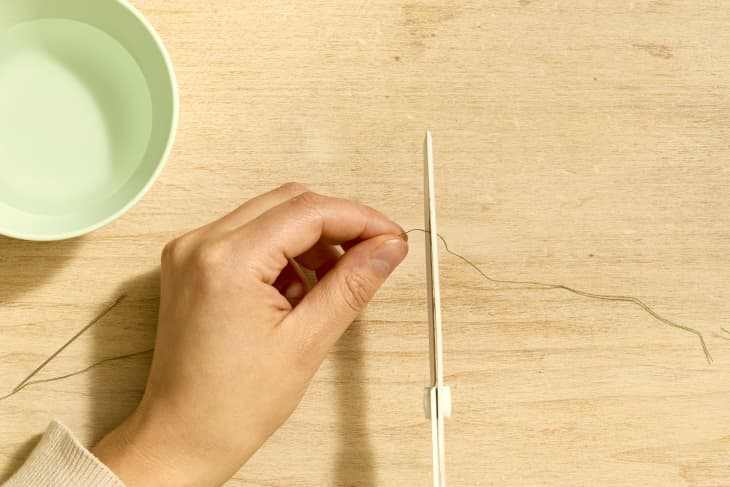 This Method for Threading a Needle Works Like “Magic” | Apartment Therapy