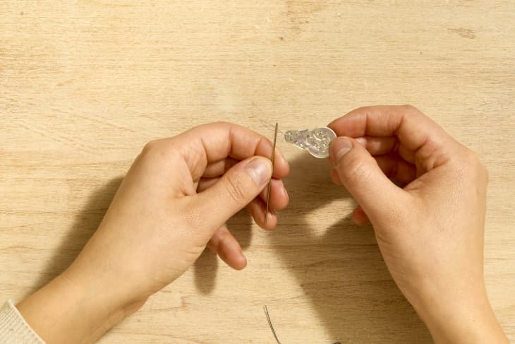 This Method for Threading a Needle Works Like “Magic” | Apartment Therapy