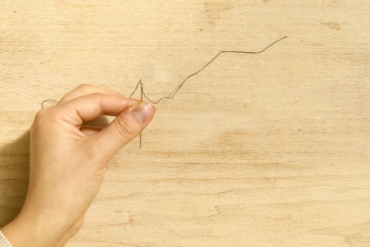 This Method for Threading a Needle Works Like “Magic” | Apartment Therapy