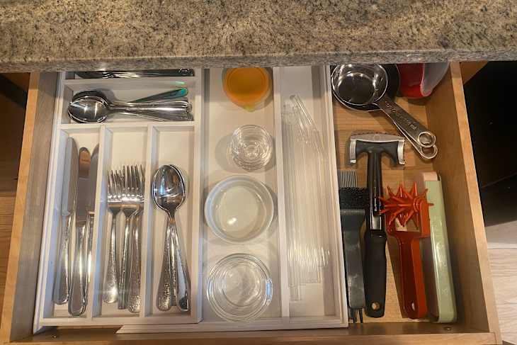 The “Out-in-the-Open” Rule Got My Kitchen Drawer Decluttered | Apartment Therapy