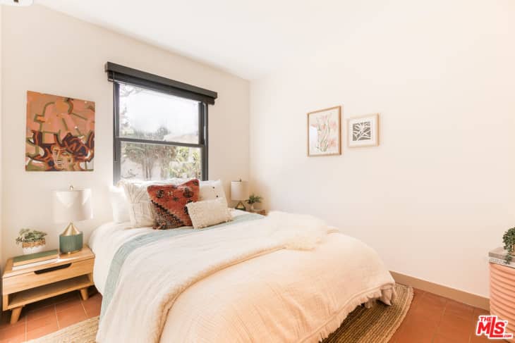 What 450 Square Feet Looks Like in a Studio vs. a Micro Home ...
