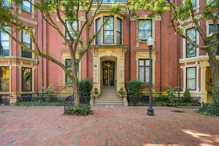 See Photos Inside This Boston Condo With a Chic Murphy Bed | Apartment ...