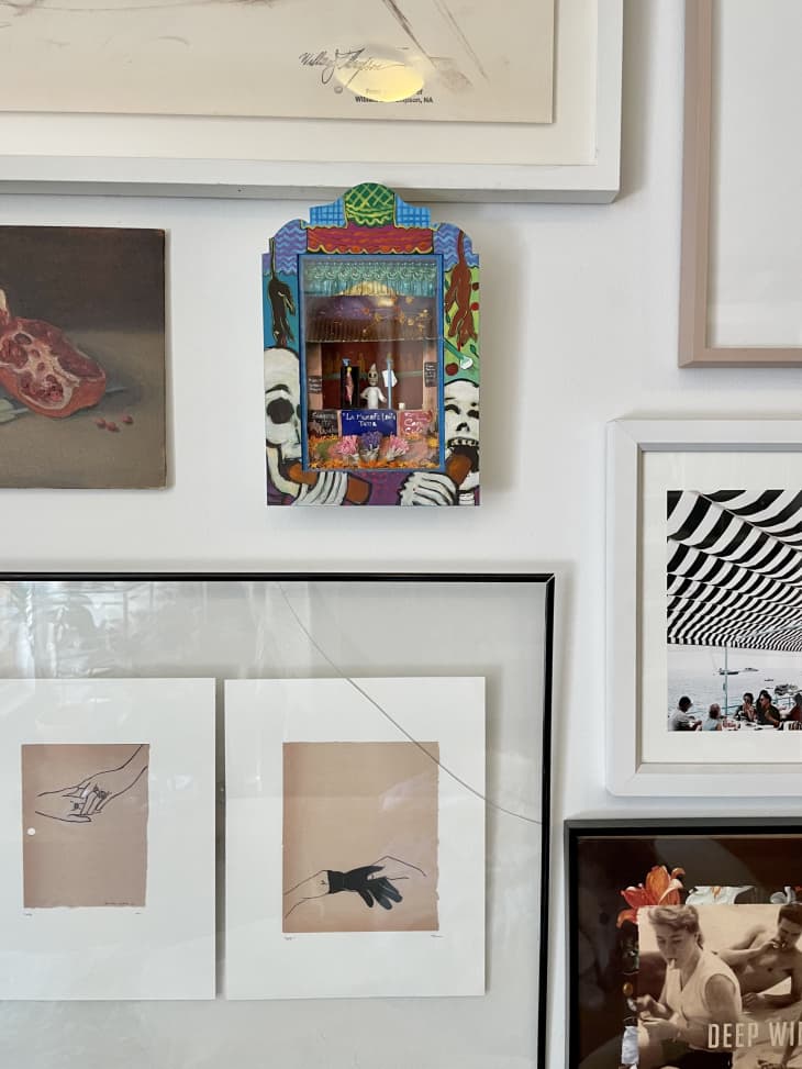 How to Accent Your Gallery Wall Art With Mirrors, Lights & More ...