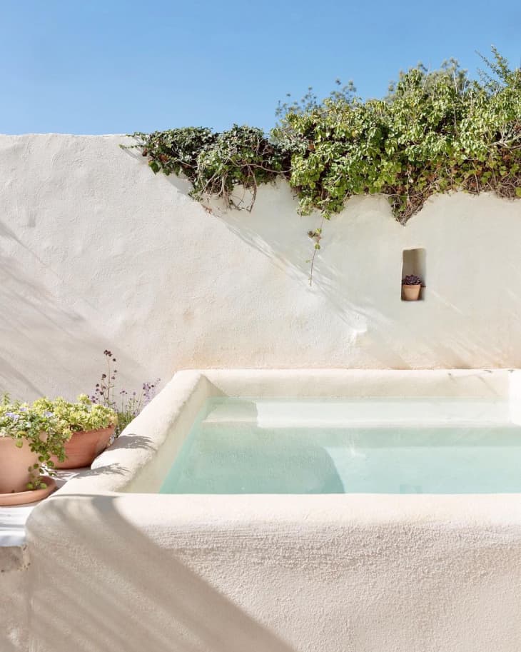 21 Small Backyard Pool Ideas (With Photos of Tiny Pools) | Apartment ...