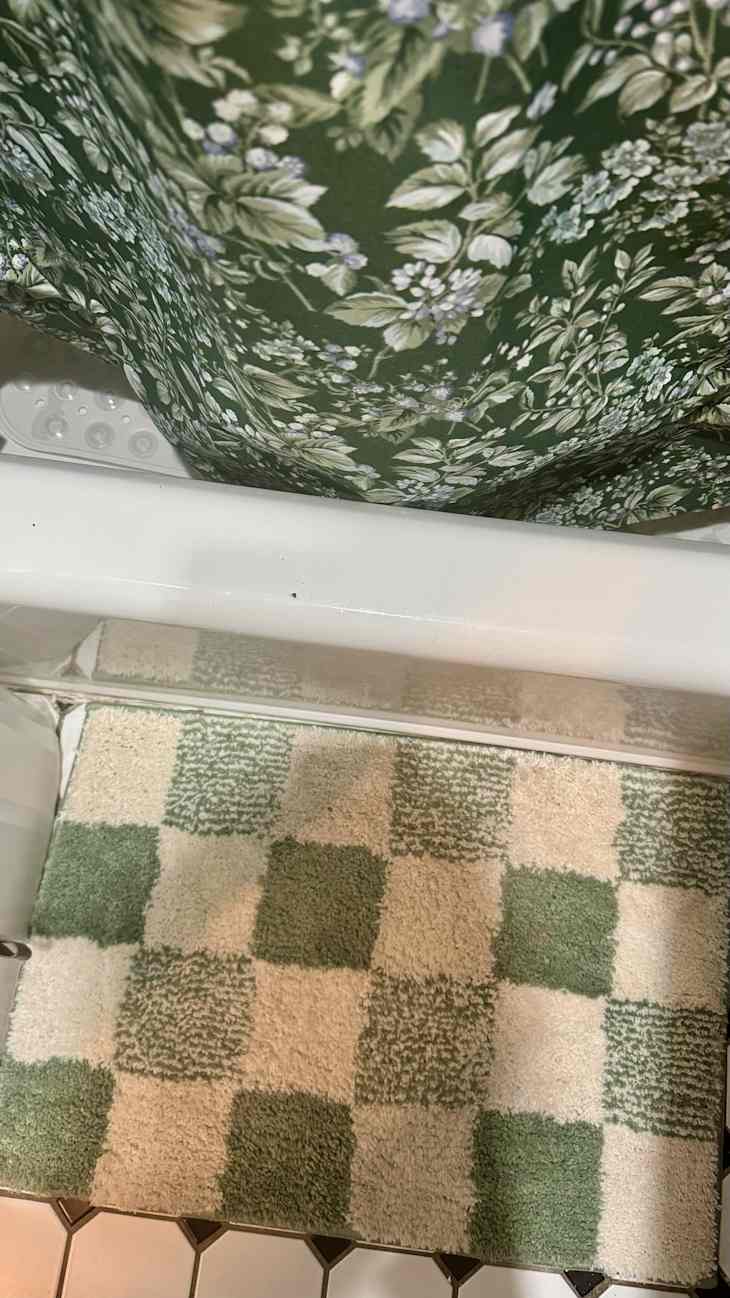 The $19 Amazon Checkered Bath Mat Is Perfect for a Tiny Bath ...