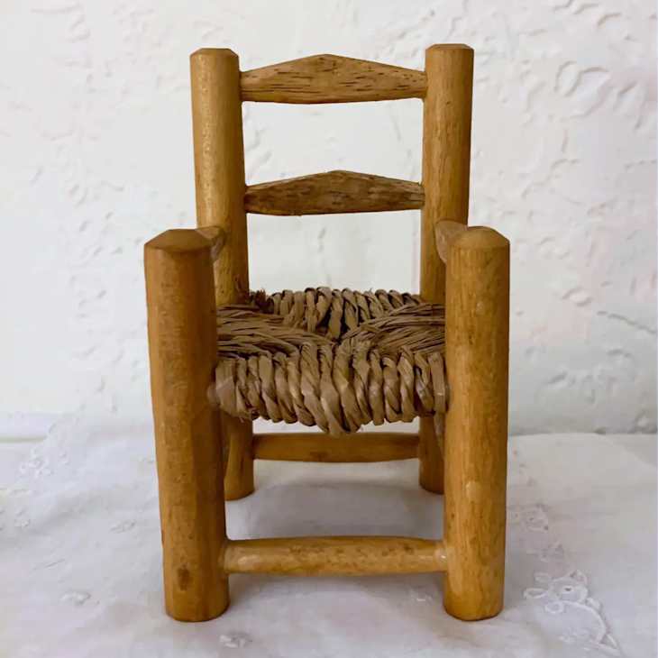 Tiny Chairs Are About to Be the Next Big 2025 Vintage Trend | Apartment ...