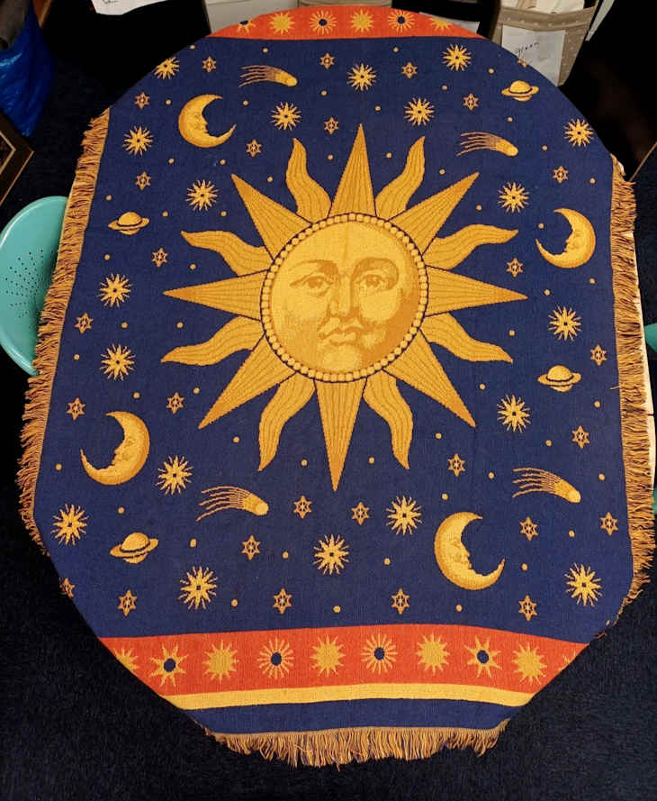 ’90s Celestial Decor Is Trending Again for Homes & Apartments ...