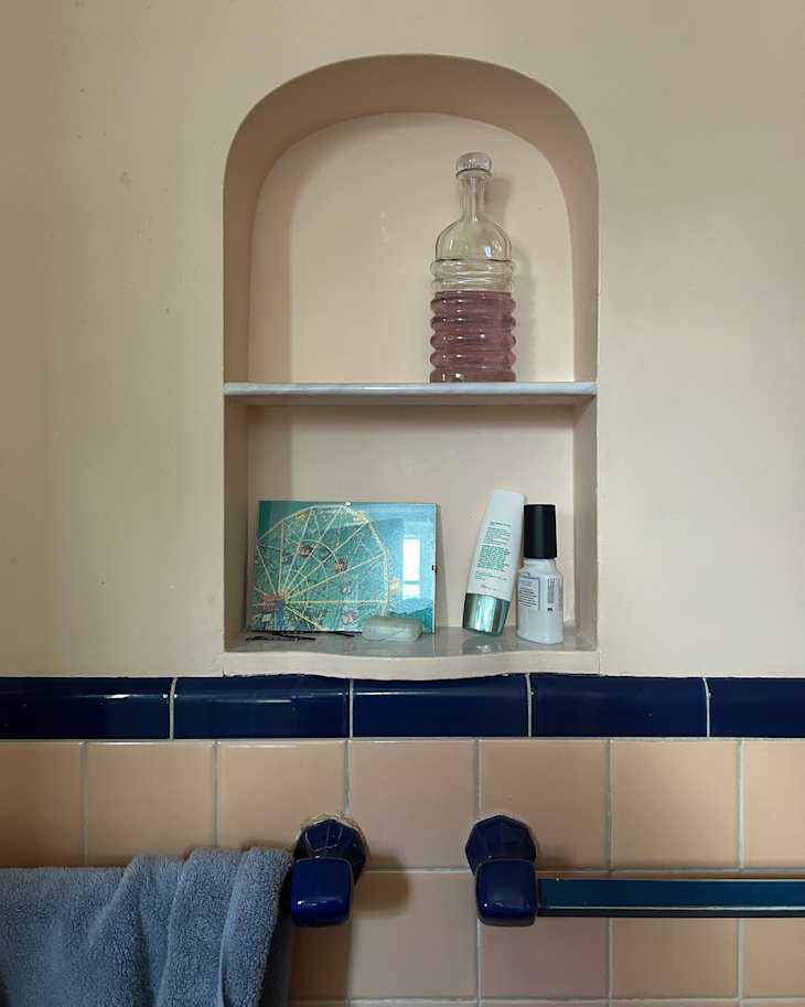 Peel-and-Stick Wallpaper Freshens Up a Vintage Bathroom Nook ...