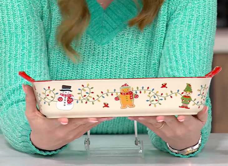 This “Festive” Baking Dish Adds Seasonal Flair to Holiday Fare | The Kitchn