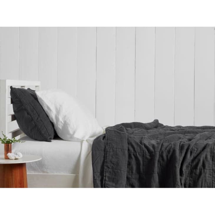 16 Best Lightweight Quilts and Comforters for 2024 | Apartment Therapy