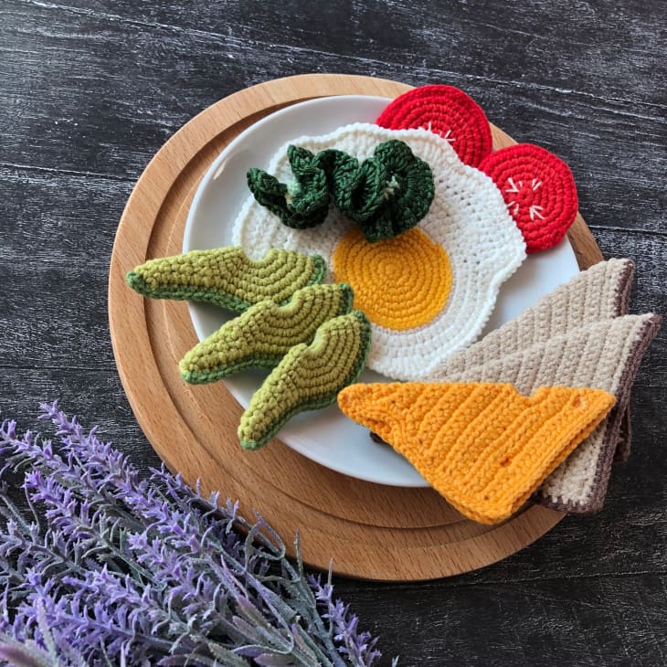 Amanda Seyfried is making amigurumi crochet food from Etsy patterns ...