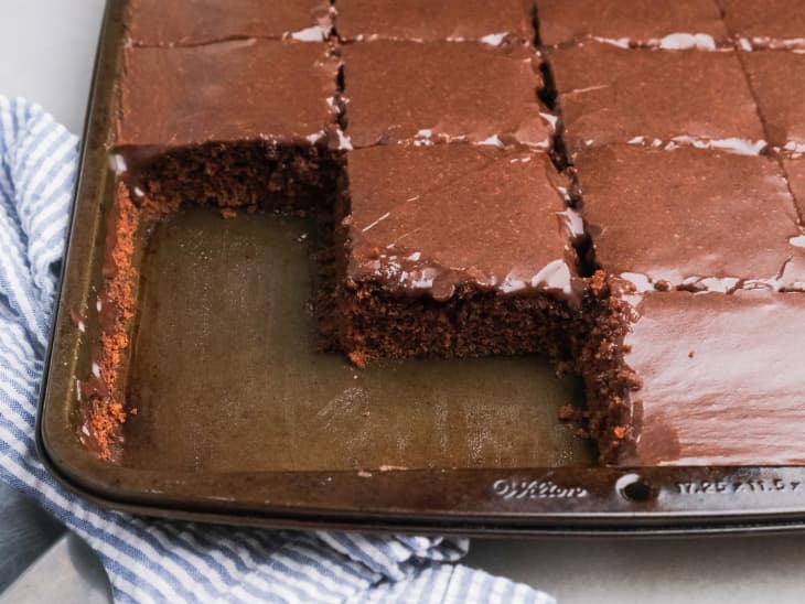 I Tried Jennifer Garner's Beloved Chocolate Sheet Cake | The Kitchn