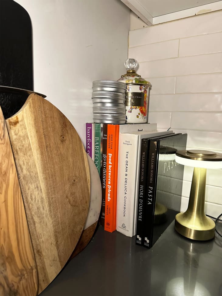 See How To Display Cookbooks To Make Your Kitchen Feel Cozy | Apartment ...