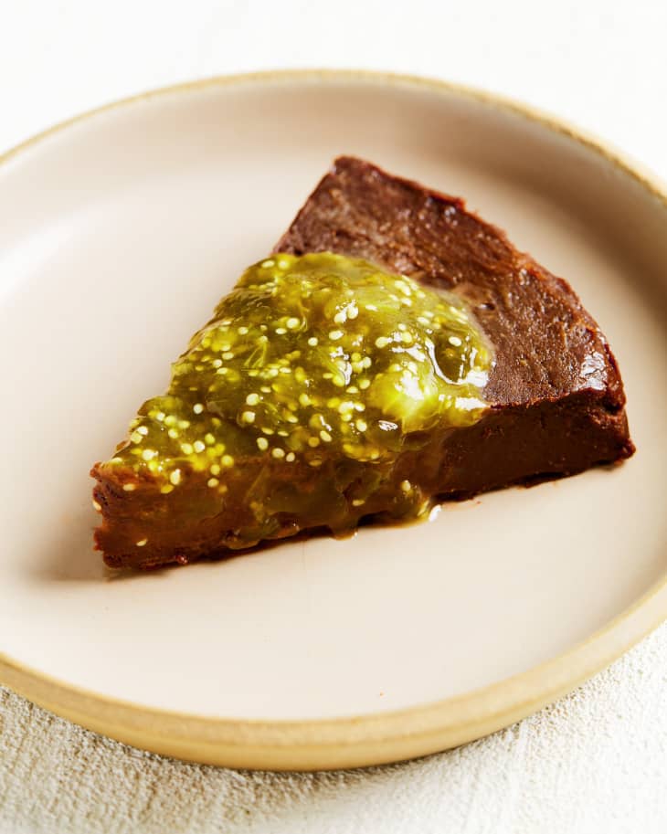 Boca Negra Picosito con Salsa Dulce de Tomatillo (Spiced Chocolate Cake ...