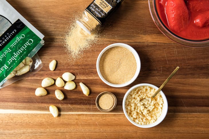 The Best Garlic Shortcuts - Garlic Powder, Jarred Garlic, Peeled Cloves ...