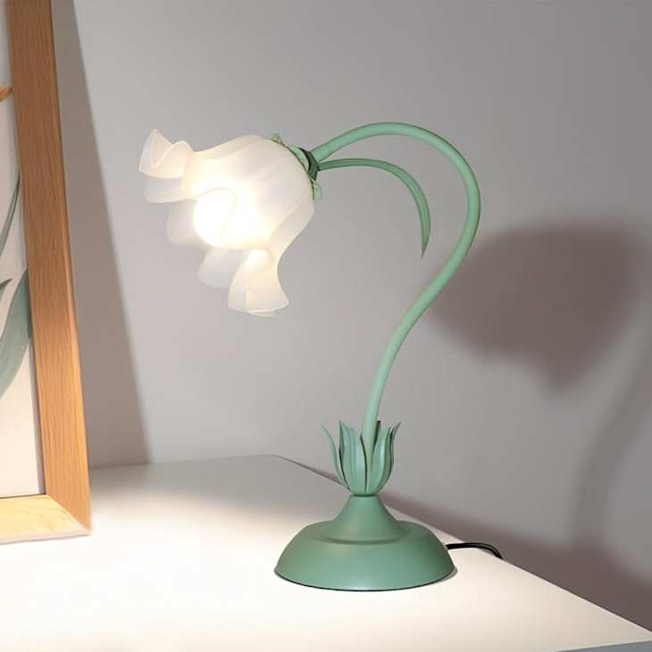 Amazon Shoppers Are Loving This Flower Table Lamp | Apartment Therapy