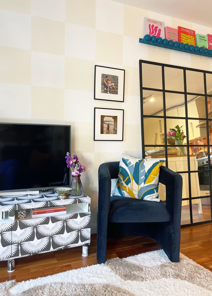 See Kelly's 750-Square-Foot Apartment in United Kingdom from the Small ...