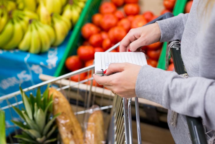 Grocery Shopping Money Tips from Financial Experts | The Kitchn