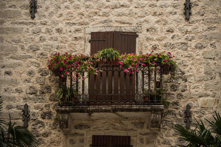 What Is a Juliet Balcony? History, Purpose & Decorating Tips ...