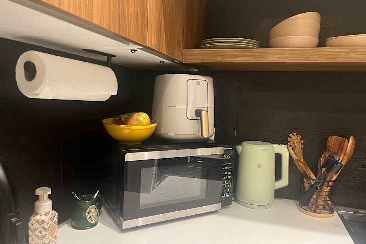 4 Designer-Recommended Tips for My Tiny, Awkward Kitchen | Apartment ...