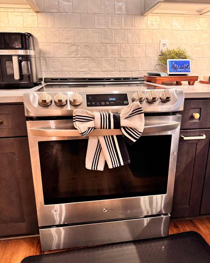 How to Make a Holiday Bow Out of Kitchen Towels in Seconds | The Kitchn