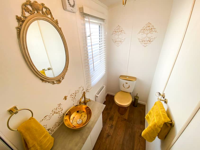 Parkdean Resorts Has a Buckingham Palace-Themed Mobile Home | Apartment ...