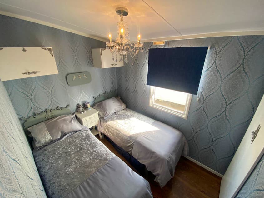 Parkdean Resorts Has a Buckingham Palace-Themed Mobile Home | Apartment ...